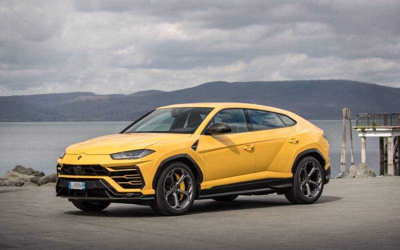Comparison - Porsche Cayenne E-Hybrid 2019 - vs - Lamborghini Urus 2019 | SUV Drive